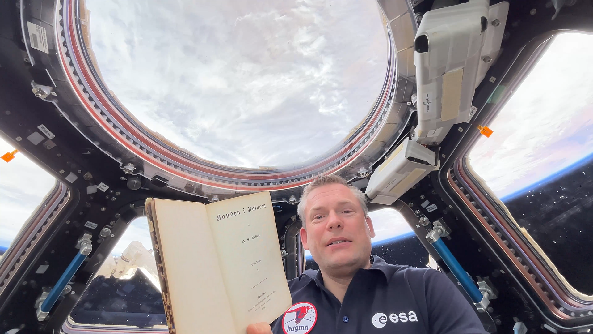 Andreas Mogensen efterlader DTU’s historiske bog på ISS
